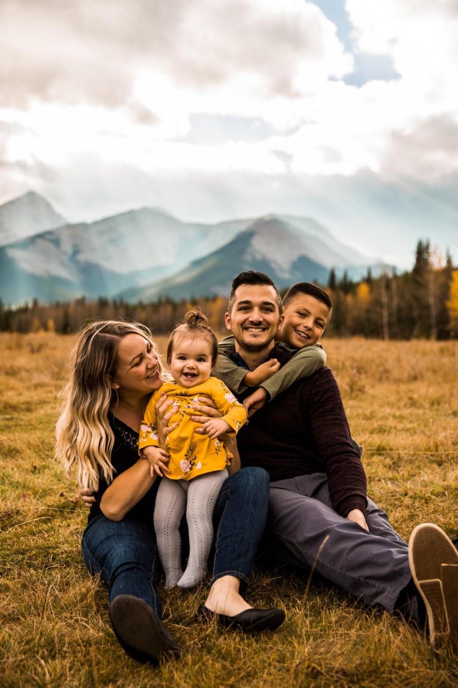 20 Posing Prompts for Natural Looking Family Photos – Valerie Richer ...