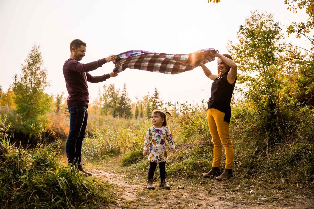 20 Posing Prompts for Natural Looking Family Photos – Valerie Richer ...