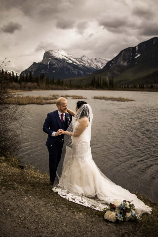 20 Posing Prompts for Couples – Valerie Richer Photography