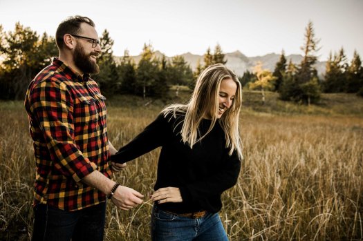 20 Posing Prompts for Couples – Valerie Richer Photography